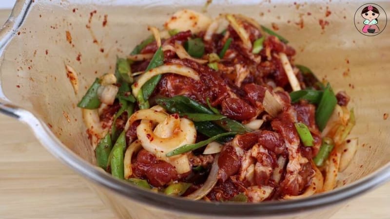 Korean Spicy Pork - Jeyuk Bokkeum (10 MINUTES Prep!) - That Cute Dish!